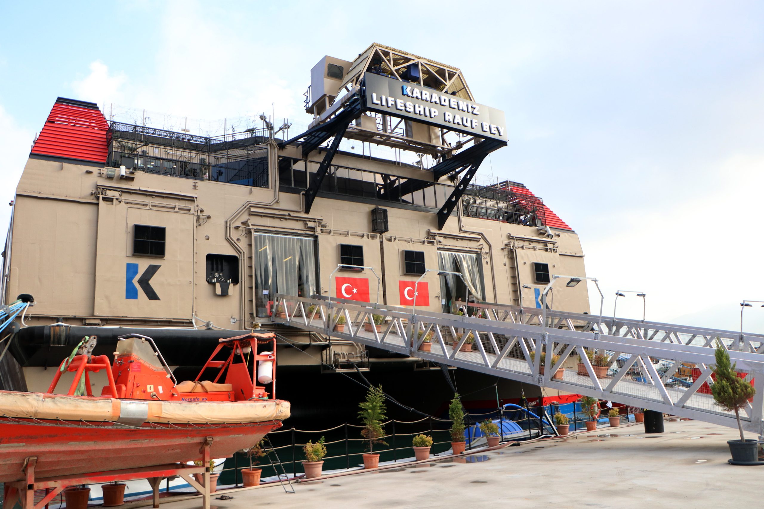 Rauf Bey Lifeship gemisi, İskenderunlu öğrenciler için lise oldu ...